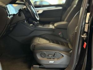 Black Volkswagen Touareg 2019 in Klaipeda, with an engine capacity of 2.97 L and mileage of 269 thousand km for 33950 €, photo 18 on AUTOMOTO.COM.LV