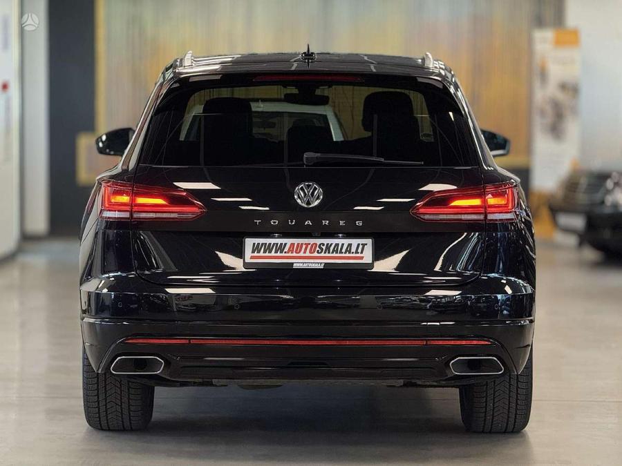 Black Volkswagen Touareg 2019 in Klaipeda, with an engine capacity of 2.97 L and mileage of 269 thousand km for 33950 €, photo 21 on AUTOMOTO.COM.LV