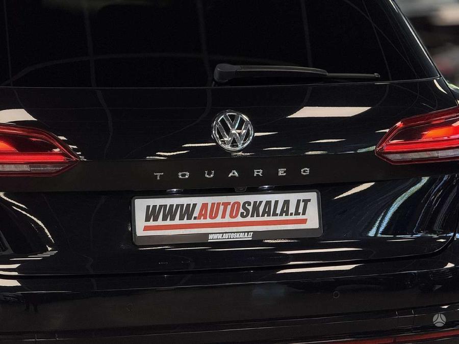 Black Volkswagen Touareg 2019 in Klaipeda, with an engine capacity of 2.97 L and mileage of 269 thousand km for 33950 €, photo 26 on AUTOMOTO.COM.LV