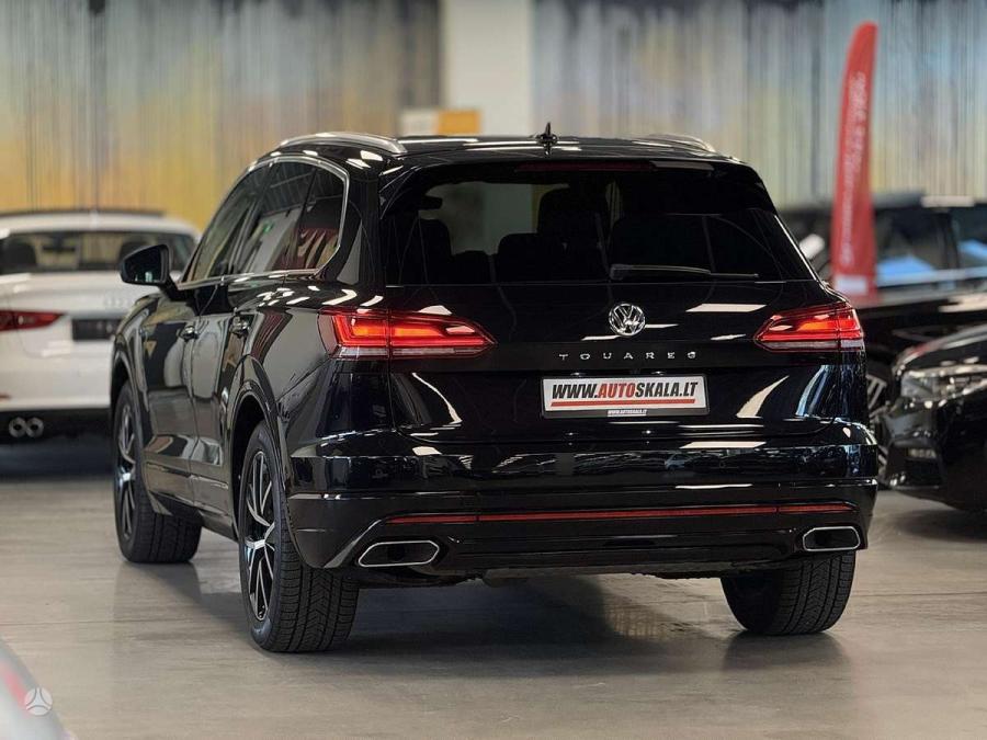 Black Volkswagen Touareg 2019 in Klaipeda, with an engine capacity of 2.97 L and mileage of 269 thousand km for 33950 €, photo 27 on AUTOMOTO.COM.LV