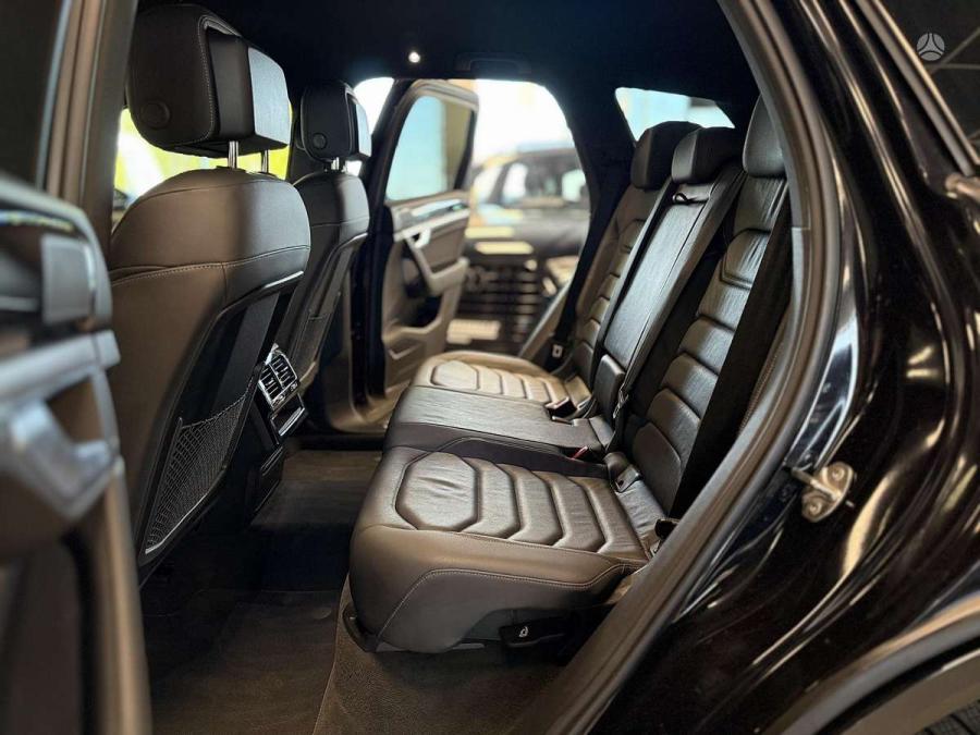 Black Volkswagen Touareg 2019 in Klaipeda, with an engine capacity of 2.97 L and mileage of 269 thousand km for 33950 €, photo 31 on AUTOMOTO.COM.LV