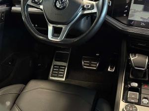 Black Volkswagen Touareg 2019 in Klaipeda, with an engine capacity of 2.97 L and mileage of 269 thousand km for 33950 €, photo 33 on AUTOMOTO.COM.LV