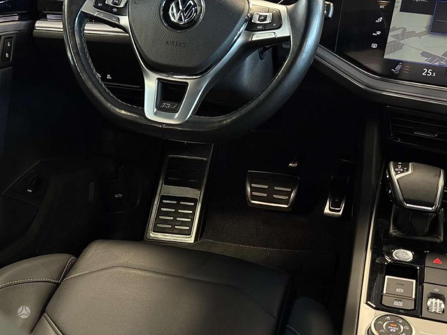 Black Volkswagen Touareg 2019 in Klaipeda, with an engine capacity of 2.97 L and mileage of 269 thousand km for 33950 €, photo 33 on AUTOMOTO.COM.LV