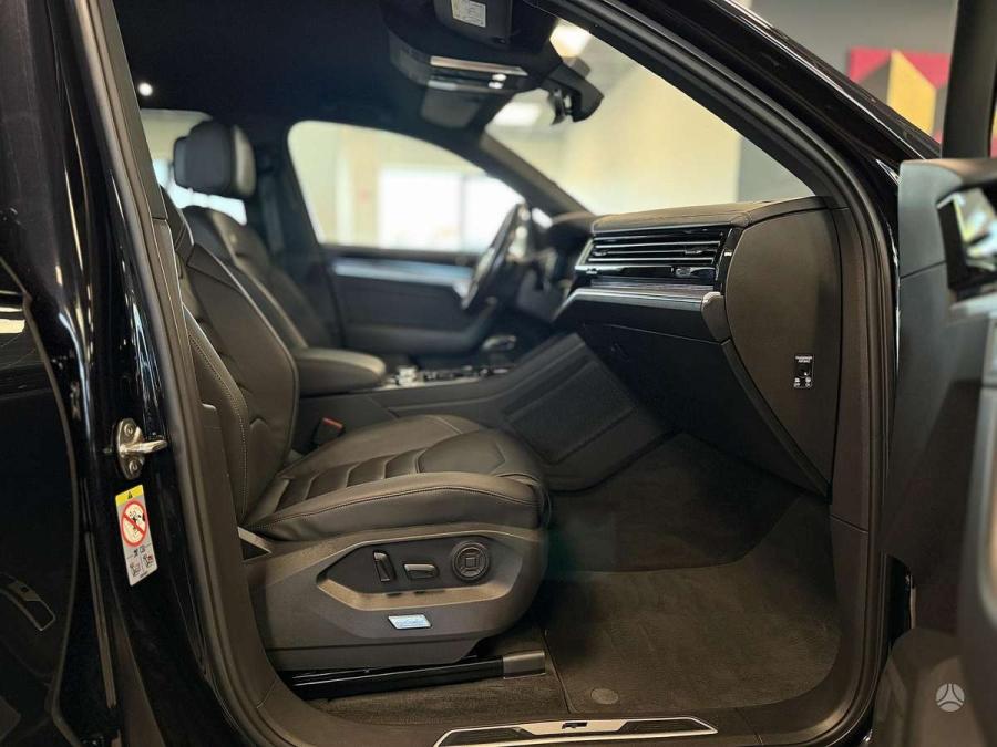 Black Volkswagen Touareg 2019 in Klaipeda, with an engine capacity of 2.97 L and mileage of 269 thousand km for 33950 €, photo 34 on AUTOMOTO.COM.LV