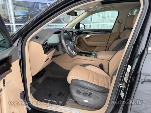 Black Volkswagen Touareg 2019 in Tartu, with an engine capacity of 3.00 L and mileage of 211 thousand km for 27990 €, photo 7 on AUTOMOTO.COM.LV