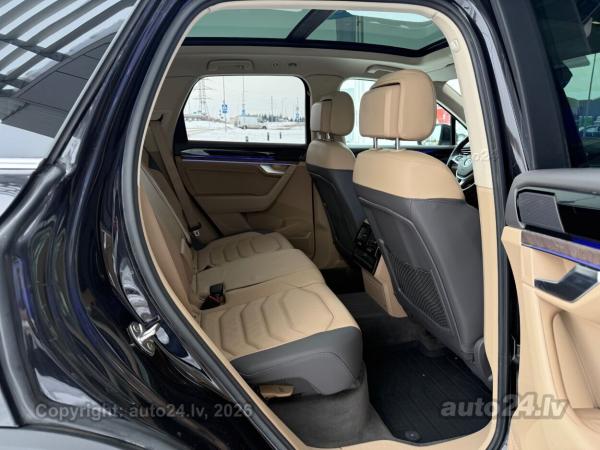 Black Volkswagen Touareg 2019 in Tartu, with an engine capacity of 3.00 L and mileage of 211 thousand km for 27990 €, photo 9 on AUTOMOTO.COM.LV