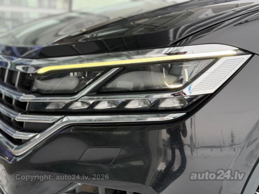 Melns Volkswagen Touareg 2019 Tartu, ar dzinēja tilpumu 3.00 L un nobraukumu 211 tūkst. km par 27990 €, foto 23 vietnē AUTOMOTO.COM.LV