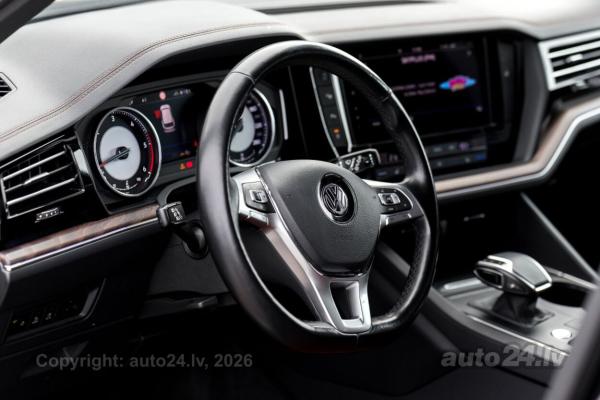 Melns Volkswagen Touareg 2019 Tallina, ar dzinēja tilpumu 3.00 L un nobraukumu 150 tūkst. km par 45000 €, foto 10 vietnē AUTOMOTO.COM.LV