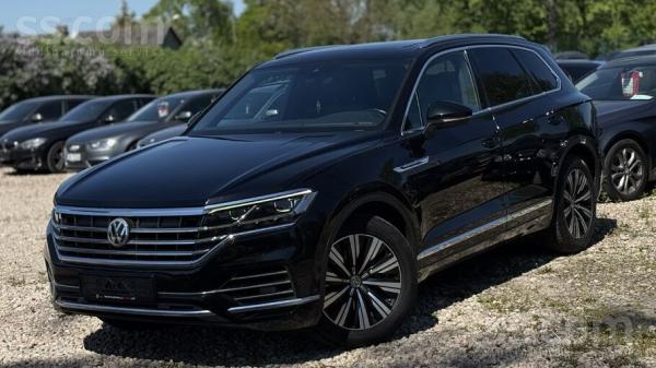 Black Volkswagen Touareg 2019 in Riga, with an engine capacity of 3.00 L and mileage of 215 thousand km for 32990 €, photo 1 on AUTOMOTO.COM.LV
