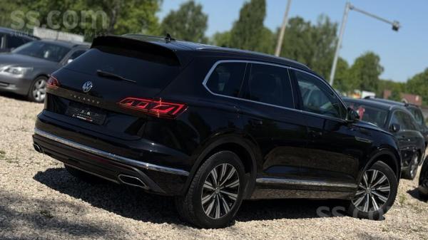 Black Volkswagen Touareg 2019 in Riga, with an engine capacity of 3.00 L and mileage of 215 thousand km for 32990 €, photo 3 on AUTOMOTO.COM.LV