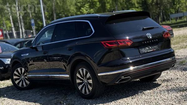 Black Volkswagen Touareg 2019 in Riga, with an engine capacity of 3.00 L and mileage of 215 thousand km for 32990 €, photo 4 on AUTOMOTO.COM.LV