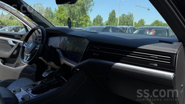 Black Volkswagen Touareg 2019 in Riga, with an engine capacity of 3.00 L and mileage of 215 thousand km for 32990 €, photo 7 on AUTOMOTO.COM.LV