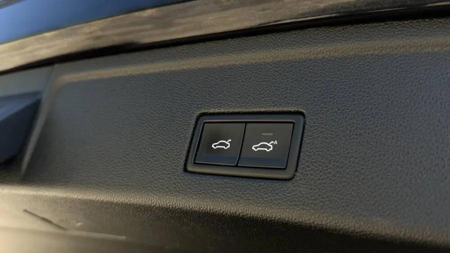 Melns Volkswagen Touareg 2019 Jelgava, ar dzinēja tilpumu 3.00 L un nobraukumu 215 tūkst. km par 32990 €, foto 30 vietnē AUTOMOTO.COM.LV