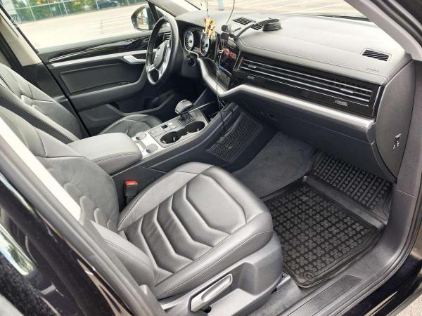 Melns Volkswagen Touareg 2019 Klaipėda, ar dzinēja tilpumu 2.97 L un nobraukumu 90 tūkst. km par 30000 €, foto 8 vietnē AUTOMOTO.COM.LV