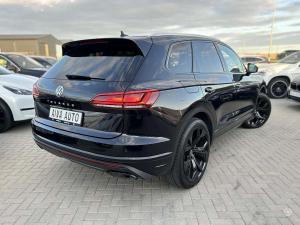 Black Volkswagen Touareg 2019 in Kaunas, with an engine capacity of 2.97 L and mileage of 268 thousand km for 28999 €, photo 4 on AUTOMOTO.COM.LV