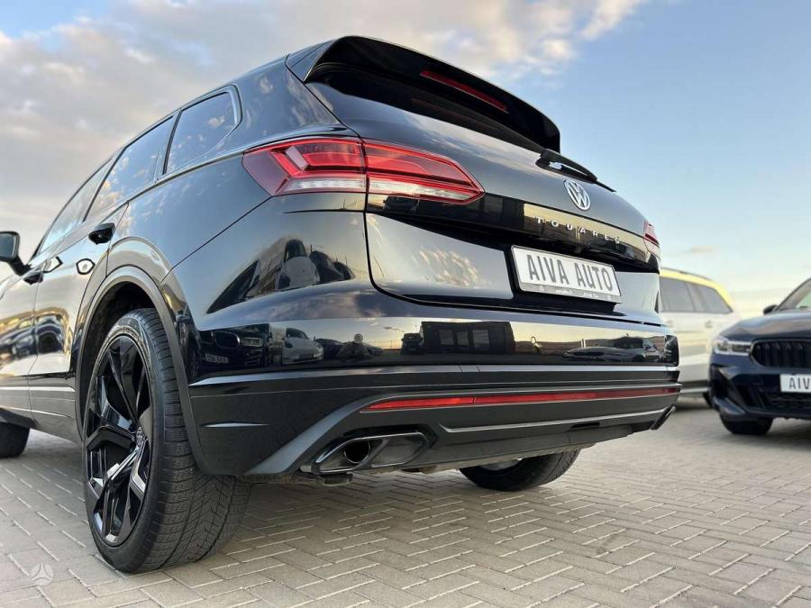 Black Volkswagen Touareg 2019 in Kaunas, with an engine capacity of 2.97 L and mileage of 268 thousand km for 28999 €, photo 5 on AUTOMOTO.COM.LV