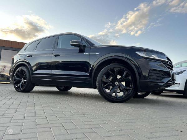 Black Volkswagen Touareg 2019 in Kaunas, with an engine capacity of 2.97 L and mileage of 268 thousand km for 28999 €, photo 6 on AUTOMOTO.COM.LV