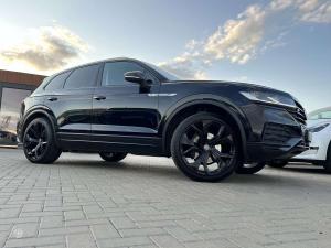 Black Volkswagen Touareg 2019 in Kaunas, with an engine capacity of 2.97 L and mileage of 268 thousand km for 28999 €, photo 6 on AUTOMOTO.COM.LV
