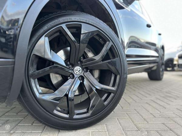 Black Volkswagen Touareg 2019 in Kaunas, with an engine capacity of 2.97 L and mileage of 268 thousand km for 28999 €, photo 8 on AUTOMOTO.COM.LV