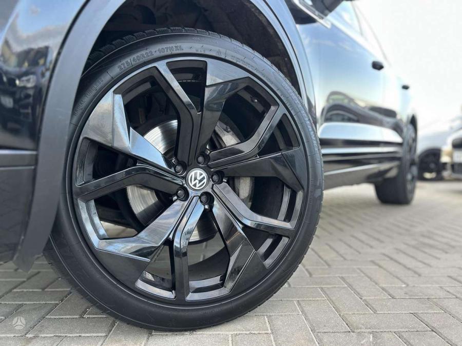 Black Volkswagen Touareg 2019 in Kaunas, with an engine capacity of 2.97 L and mileage of 268 thousand km for 28999 €, photo 8 on AUTOMOTO.COM.LV