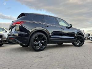 Black Volkswagen Touareg 2019 in Kaunas, with an engine capacity of 2.97 L and mileage of 268 thousand km for 28999 €, photo 11 on AUTOMOTO.COM.LV