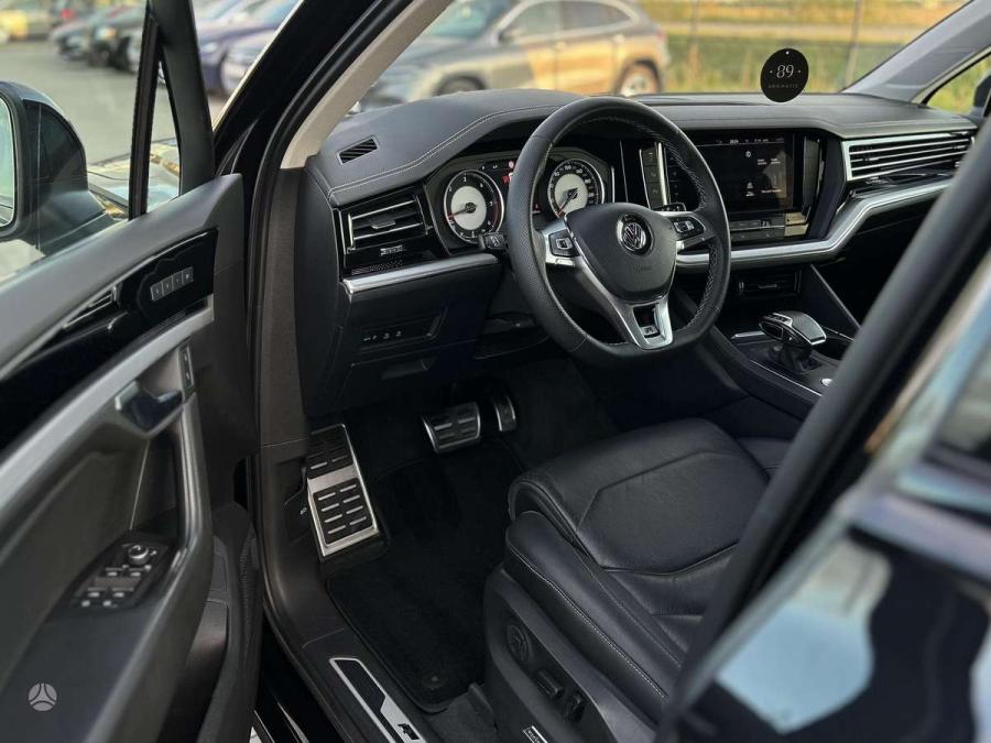 Black Volkswagen Touareg 2019 in Kaunas, with an engine capacity of 2.97 L and mileage of 268 thousand km for 28999 €, photo 18 on AUTOMOTO.COM.LV