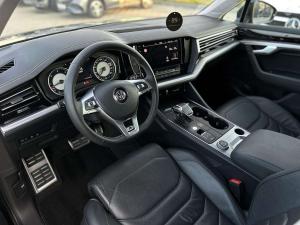 Black Volkswagen Touareg 2019 in Kaunas, with an engine capacity of 2.97 L and mileage of 268 thousand km for 28999 €, photo 19 on AUTOMOTO.COM.LV