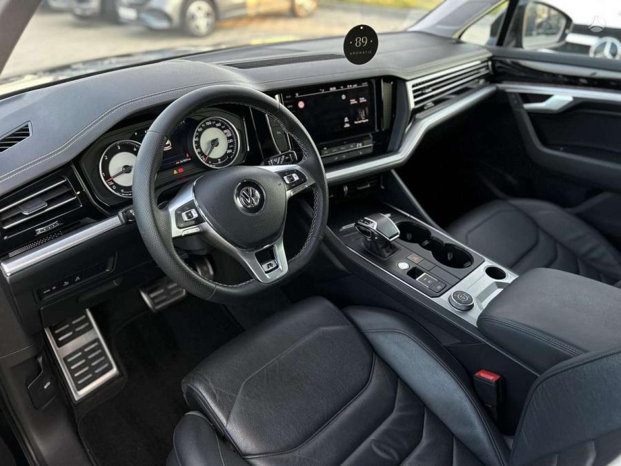 Black Volkswagen Touareg 2019 in Kaunas, with an engine capacity of 2.97 L and mileage of 268 thousand km for 28999 €, photo 19 on AUTOMOTO.COM.LV