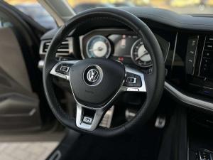 Black Volkswagen Touareg 2019 in Kaunas, with an engine capacity of 2.97 L and mileage of 268 thousand km for 28999 €, photo 22 on AUTOMOTO.COM.LV