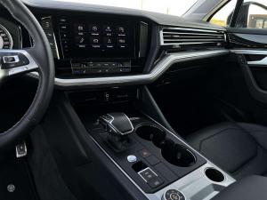 Black Volkswagen Touareg 2019 in Kaunas, with an engine capacity of 2.97 L and mileage of 268 thousand km for 28999 €, photo 23 on AUTOMOTO.COM.LV