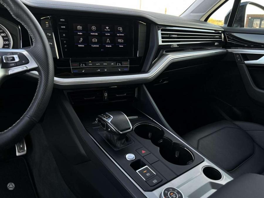 Black Volkswagen Touareg 2019 in Kaunas, with an engine capacity of 2.97 L and mileage of 268 thousand km for 28999 €, photo 23 on AUTOMOTO.COM.LV