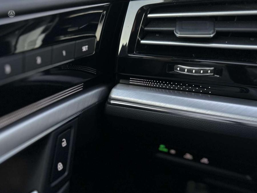 Black Volkswagen Touareg 2019 in Kaunas, with an engine capacity of 2.97 L and mileage of 268 thousand km for 28999 €, photo 24 on AUTOMOTO.COM.LV