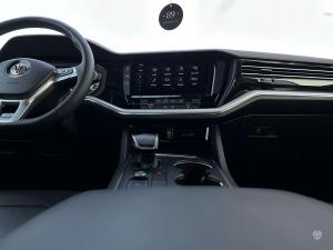 Black Volkswagen Touareg 2019 in Kaunas, with an engine capacity of 2.97 L and mileage of 268 thousand km for 28999 €, photo 29 on AUTOMOTO.COM.LV