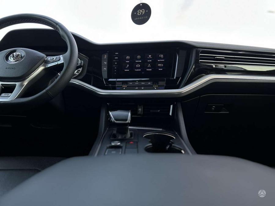 Black Volkswagen Touareg 2019 in Kaunas, with an engine capacity of 2.97 L and mileage of 268 thousand km for 28999 €, photo 29 on AUTOMOTO.COM.LV