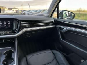 Black Volkswagen Touareg 2019 in Kaunas, with an engine capacity of 2.97 L and mileage of 268 thousand km for 28999 €, photo 30 on AUTOMOTO.COM.LV
