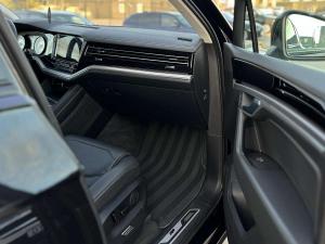 Black Volkswagen Touareg 2019 in Kaunas, with an engine capacity of 2.97 L and mileage of 268 thousand km for 28999 €, photo 31 on AUTOMOTO.COM.LV
