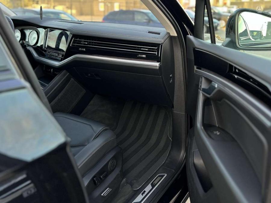 Black Volkswagen Touareg 2019 in Kaunas, with an engine capacity of 2.97 L and mileage of 268 thousand km for 28999 €, photo 31 on AUTOMOTO.COM.LV
