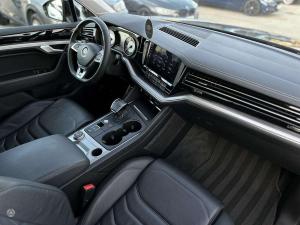 Black Volkswagen Touareg 2019 in Kaunas, with an engine capacity of 2.97 L and mileage of 268 thousand km for 28999 €, photo 32 on AUTOMOTO.COM.LV