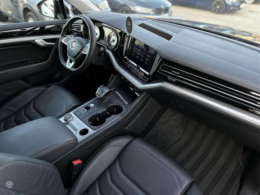 Black Volkswagen Touareg 2019 in Kaunas, with an engine capacity of 2.97 L and mileage of 268 thousand km for 28999 €, photo 32 on AUTOMOTO.COM.LV