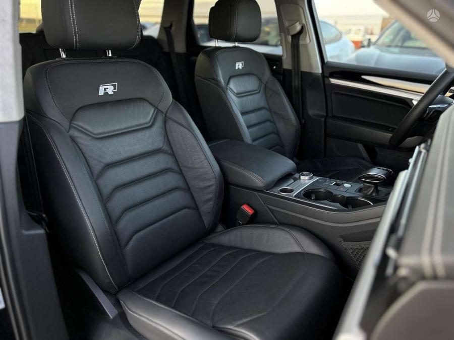 Black Volkswagen Touareg 2019 in Kaunas, with an engine capacity of 2.97 L and mileage of 268 thousand km for 28999 €, photo 33 on AUTOMOTO.COM.LV
