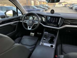 Black Volkswagen Touareg 2019 in Kaunas, with an engine capacity of 2.97 L and mileage of 268 thousand km for 28999 €, photo 35 on AUTOMOTO.COM.LV
