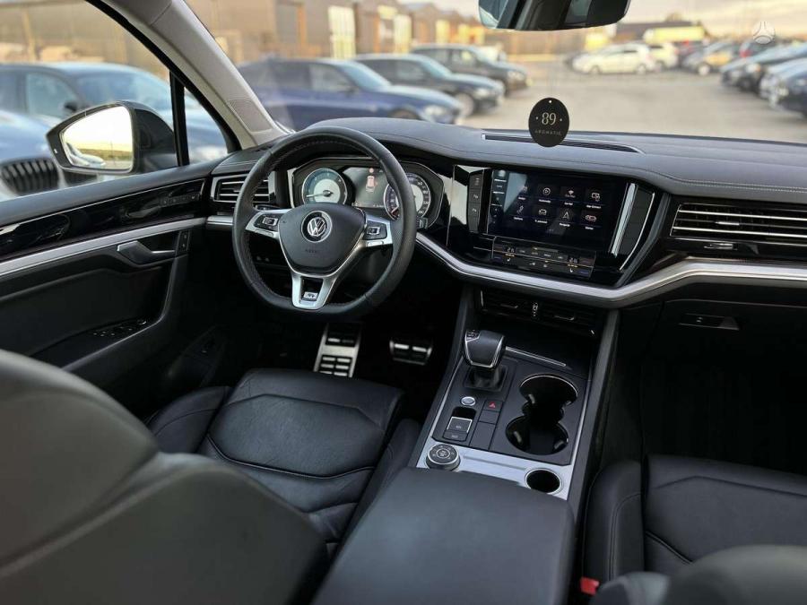 Black Volkswagen Touareg 2019 in Kaunas, with an engine capacity of 2.97 L and mileage of 268 thousand km for 28999 €, photo 35 on AUTOMOTO.COM.LV