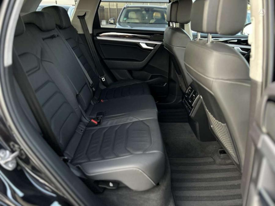 Black Volkswagen Touareg 2019 in Kaunas, with an engine capacity of 2.97 L and mileage of 268 thousand km for 28999 €, photo 37 on AUTOMOTO.COM.LV