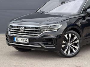 Black Volkswagen Touareg 2019 in Jonava, with an engine capacity of 2.97 L and mileage of 260 thousand km for 31900 €, photo 4 on AUTOMOTO.COM.LV