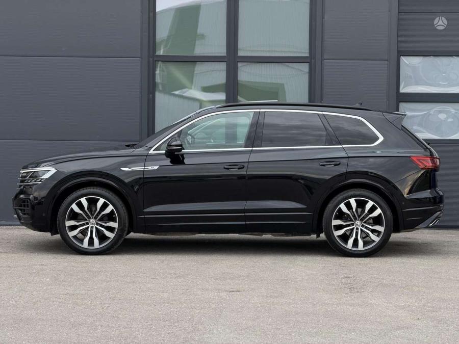 Black Volkswagen Touareg 2019 in Jonava, with an engine capacity of 2.97 L and mileage of 260 thousand km for 31900 €, photo 5 on AUTOMOTO.COM.LV