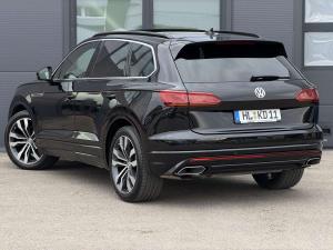 Black Volkswagen Touareg 2019 in Jonava, with an engine capacity of 2.97 L and mileage of 260 thousand km for 31900 €, photo 6 on AUTOMOTO.COM.LV