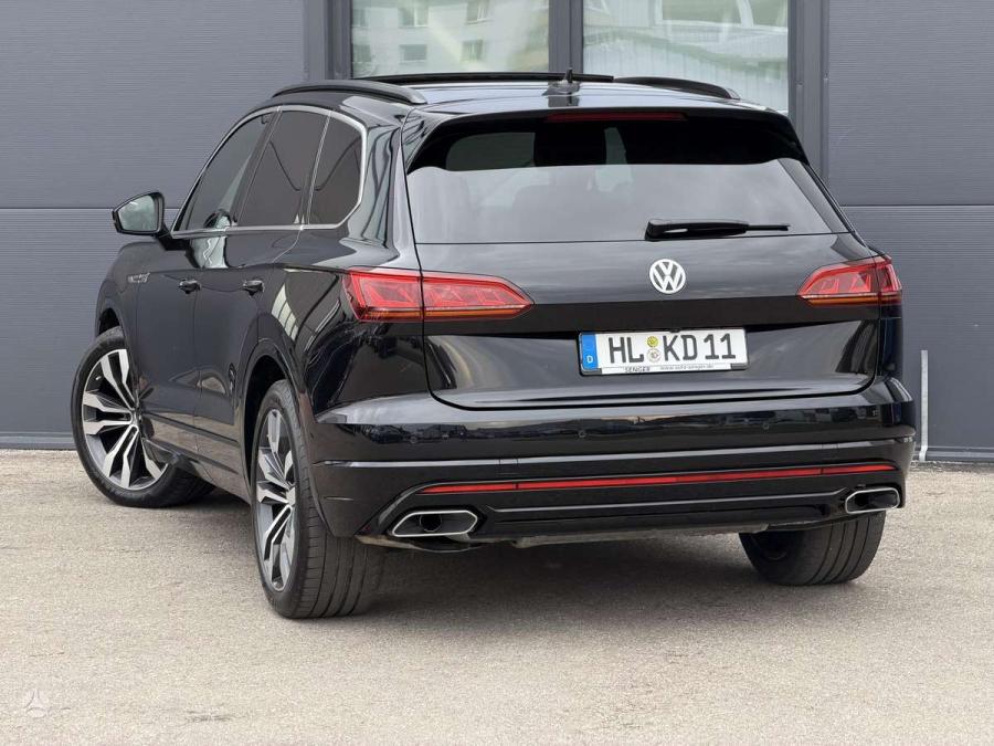 Black Volkswagen Touareg 2019 in Jonava, with an engine capacity of 2.97 L and mileage of 260 thousand km for 31900 €, photo 7 on AUTOMOTO.COM.LV