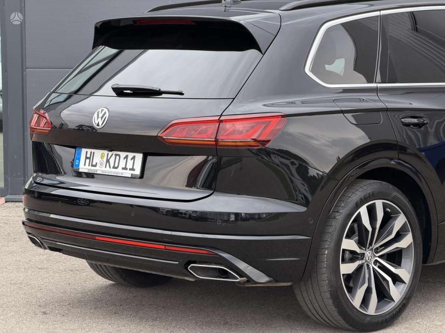 Black Volkswagen Touareg 2019 in Jonava, with an engine capacity of 2.97 L and mileage of 260 thousand km for 31900 €, photo 9 on AUTOMOTO.COM.LV