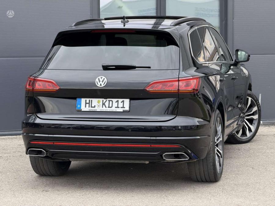 Black Volkswagen Touareg 2019 in Jonava, with an engine capacity of 2.97 L and mileage of 260 thousand km for 31900 €, photo 10 on AUTOMOTO.COM.LV