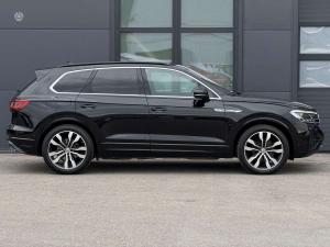 Black Volkswagen Touareg 2019 in Jonava, with an engine capacity of 2.97 L and mileage of 260 thousand km for 31900 €, photo 12 on AUTOMOTO.COM.LV